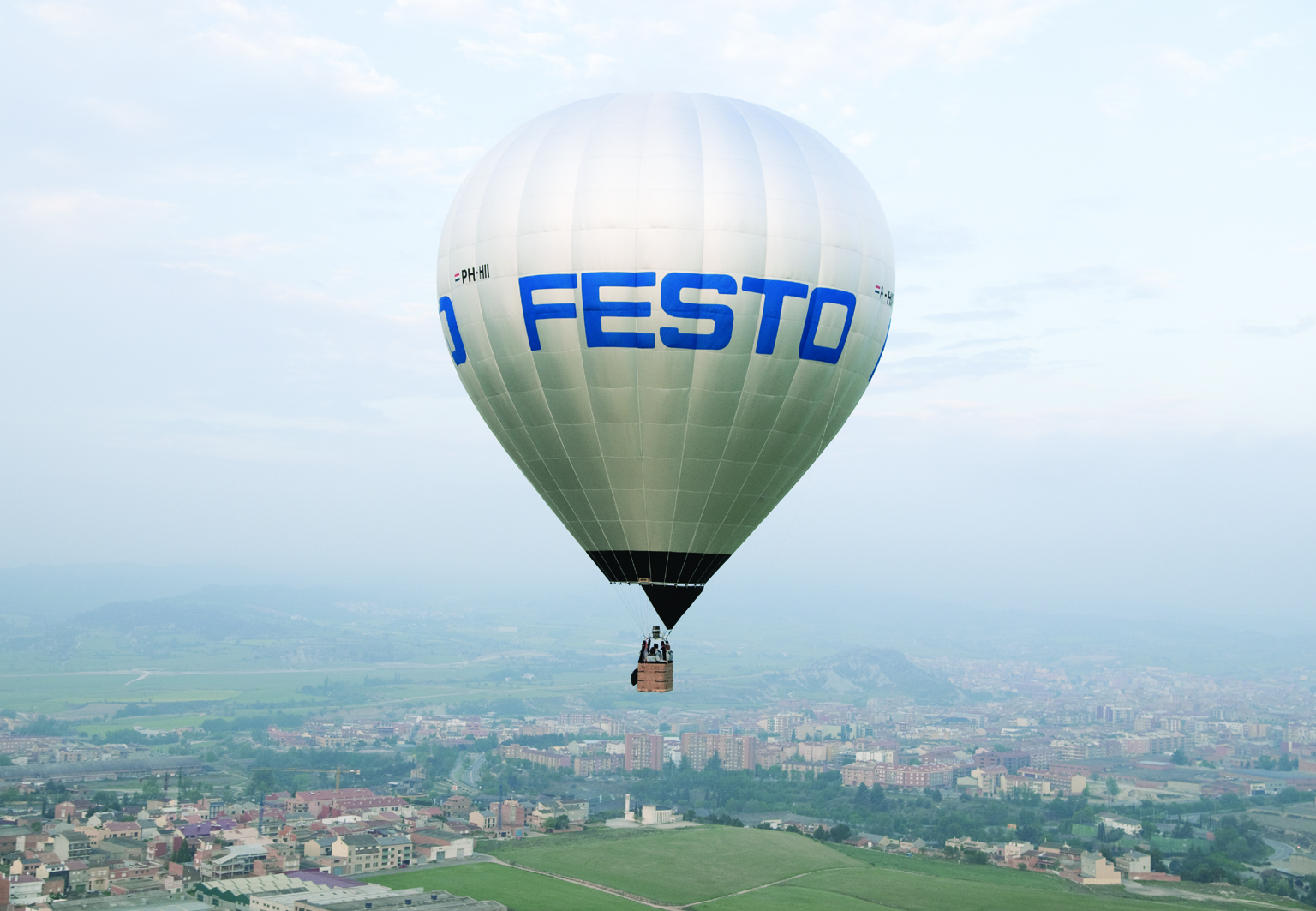 Neues Zeitalter in der Ballonfahrt, Festo AG & Co. KG, Story - PresseBox