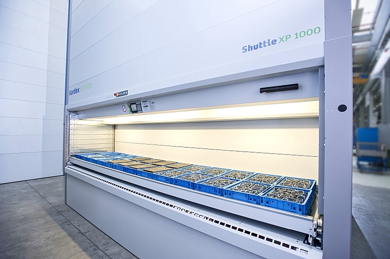Kardex Remstar mit neuem Schwerlast-Tablar für Shuttle XP, Kardex ...