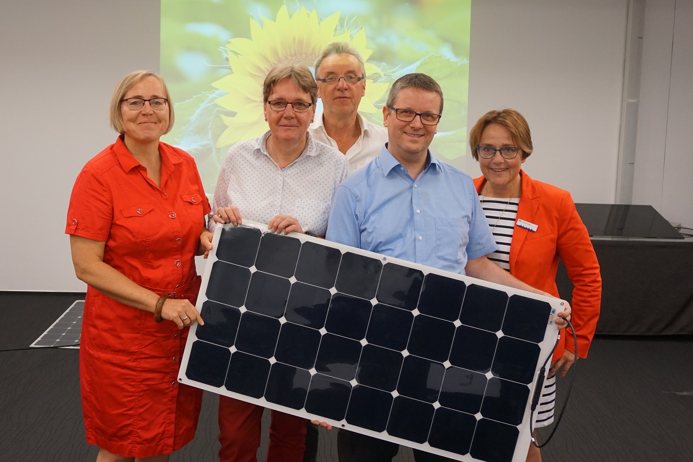Stecker rein und fertig - Veranstaltung "Balkon-PV" mit großem Zulauf ...