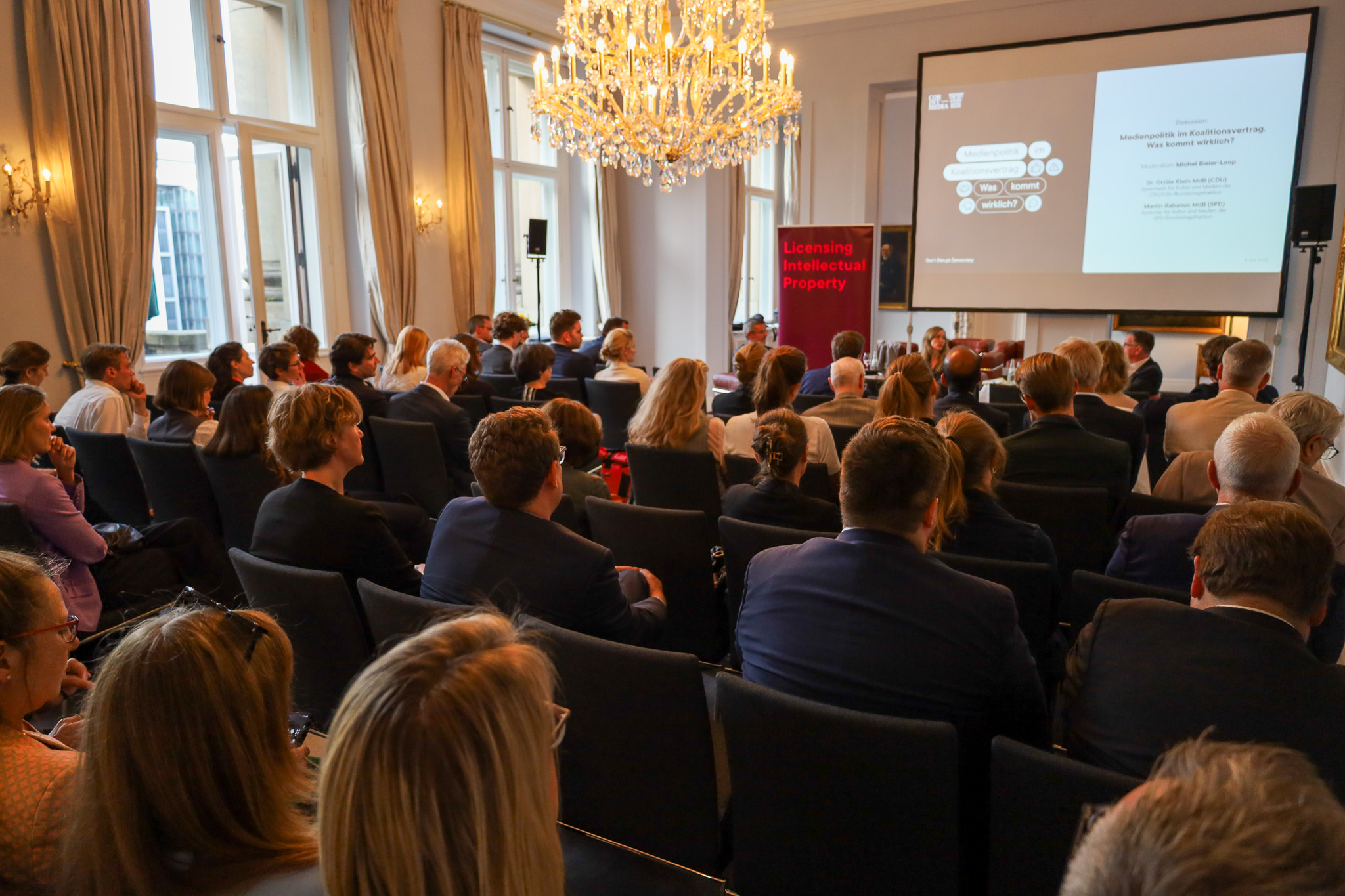 Politiker und Experten fordern mehr Mut zu Regulierung und konsequente ...