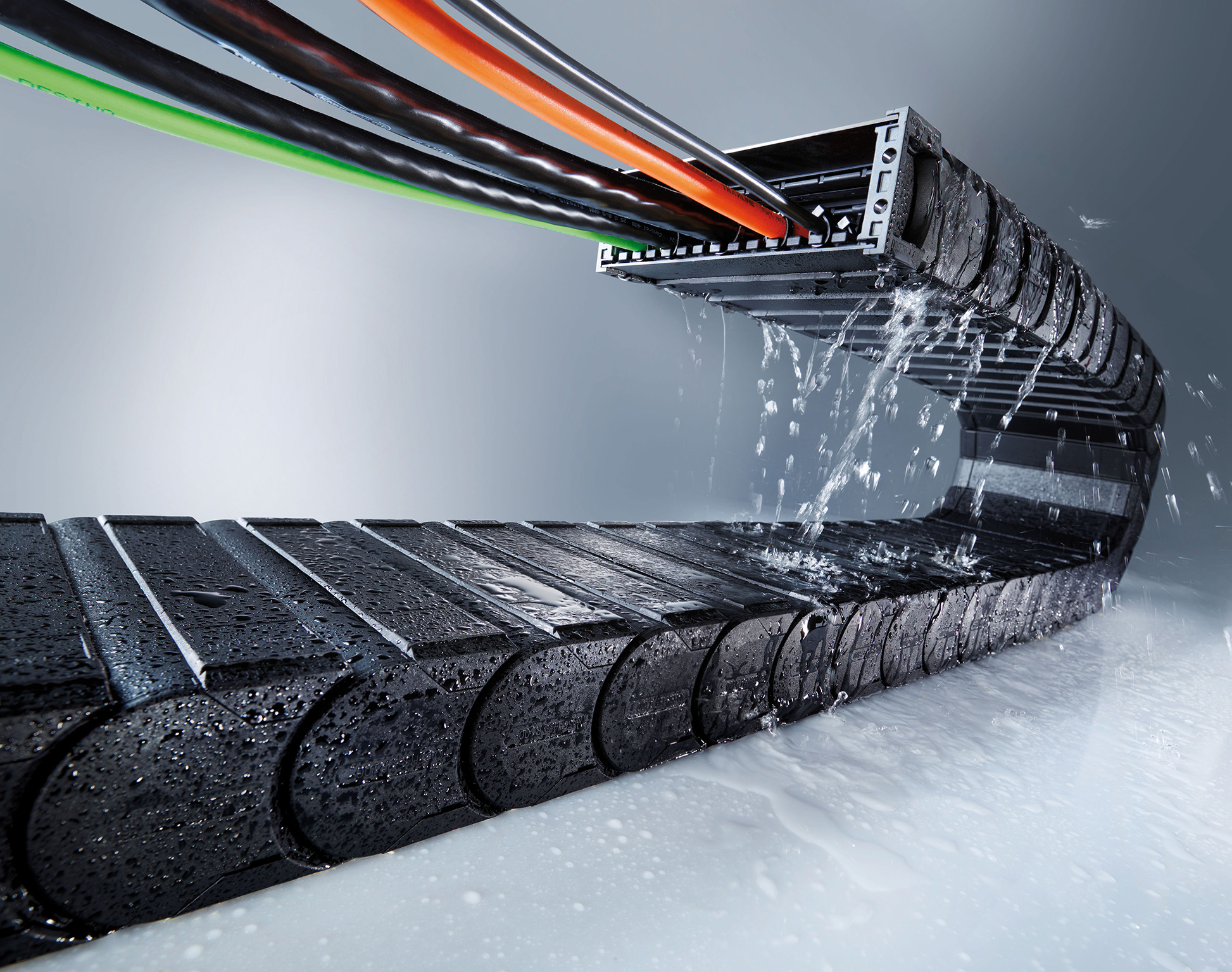 TKA-Serie von TSUBAKI KABELSCHLEPP hält Späne, Staub und Spritzwasser ...