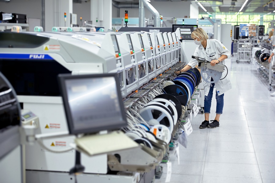 PHOENIX CONTACT betreibt 7 Fertigungslinien mit 63 Bestückungsmodulen ...