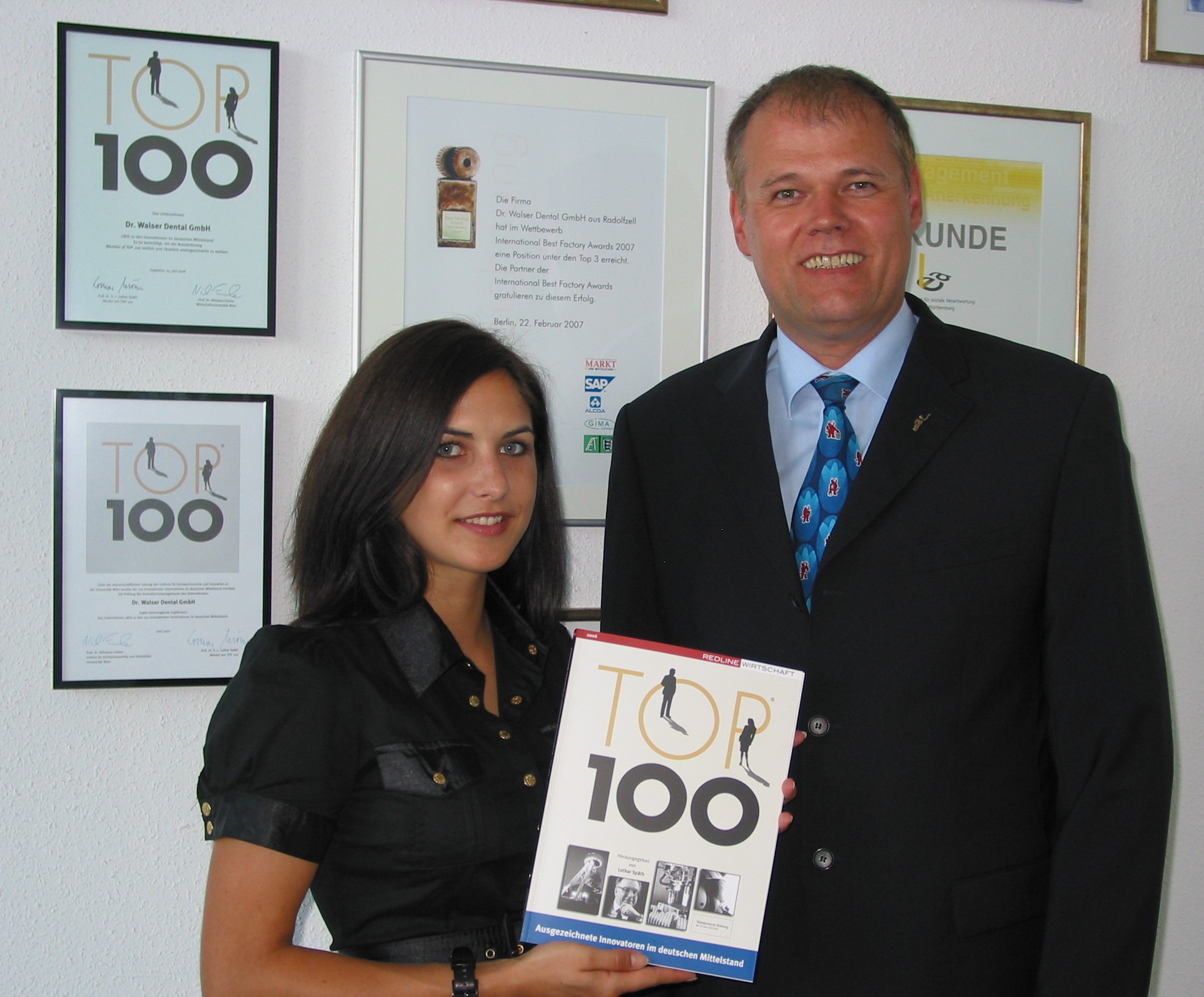 Dr. Walser Dental bildet trotz Wirtschaftskrise weiter aus, Dr. Walser ...