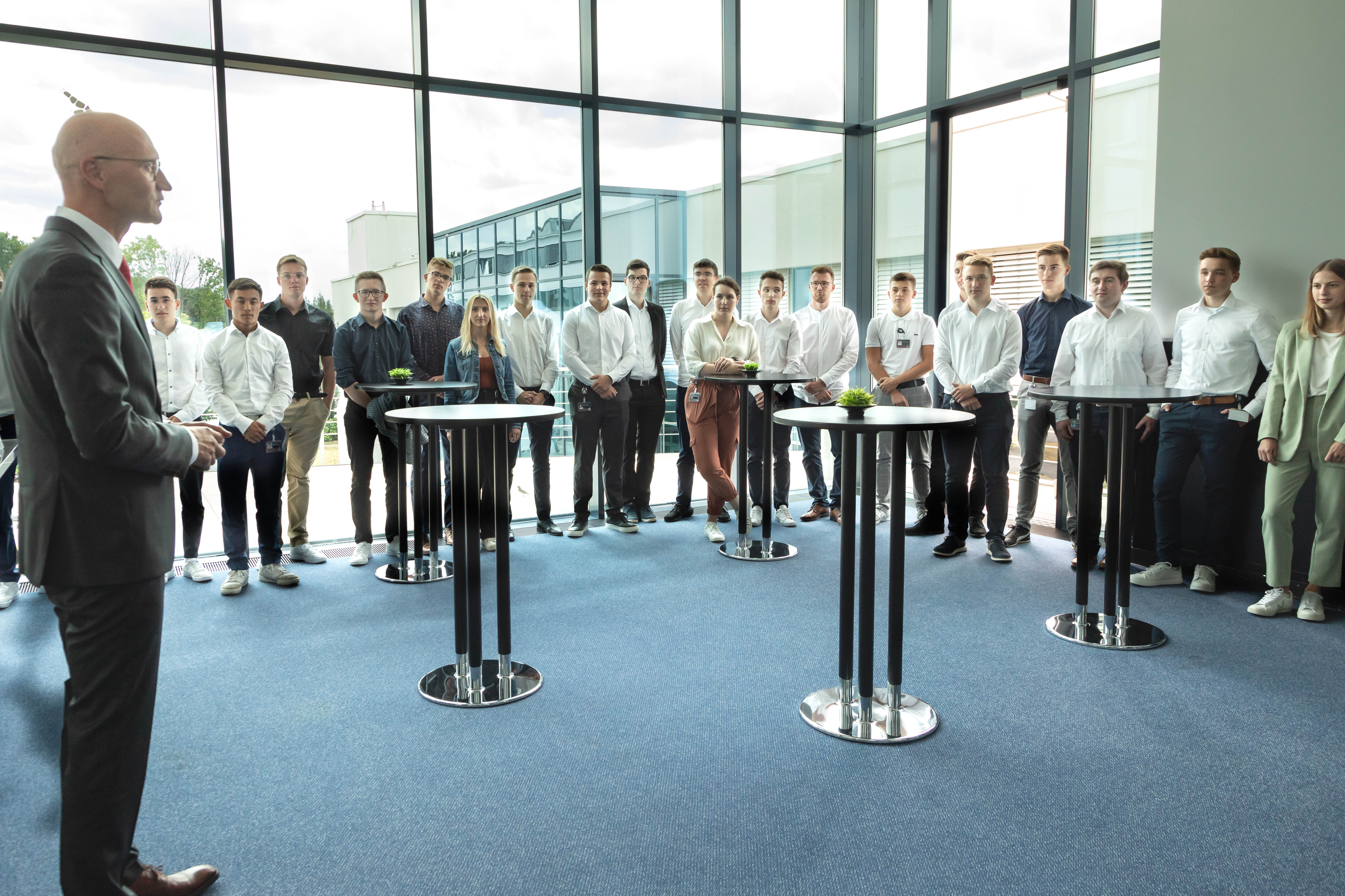 Talent trifft Technologie: 25 neue Nachwuchskräfte im Team „FLG ...