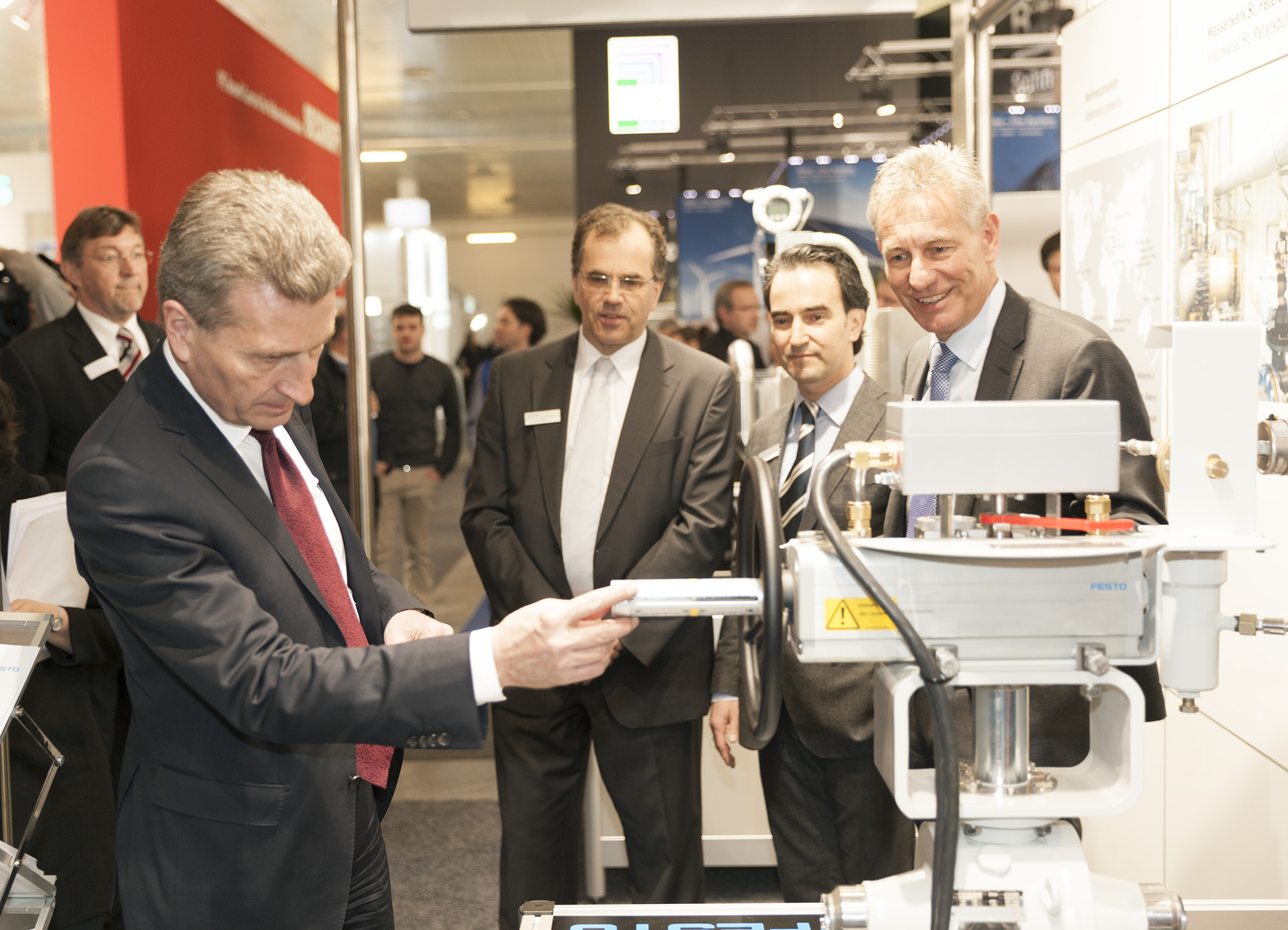 EU-Kommissar Günther Oettinger auf dem Festo Stand, Festo AG & Co. KG ...