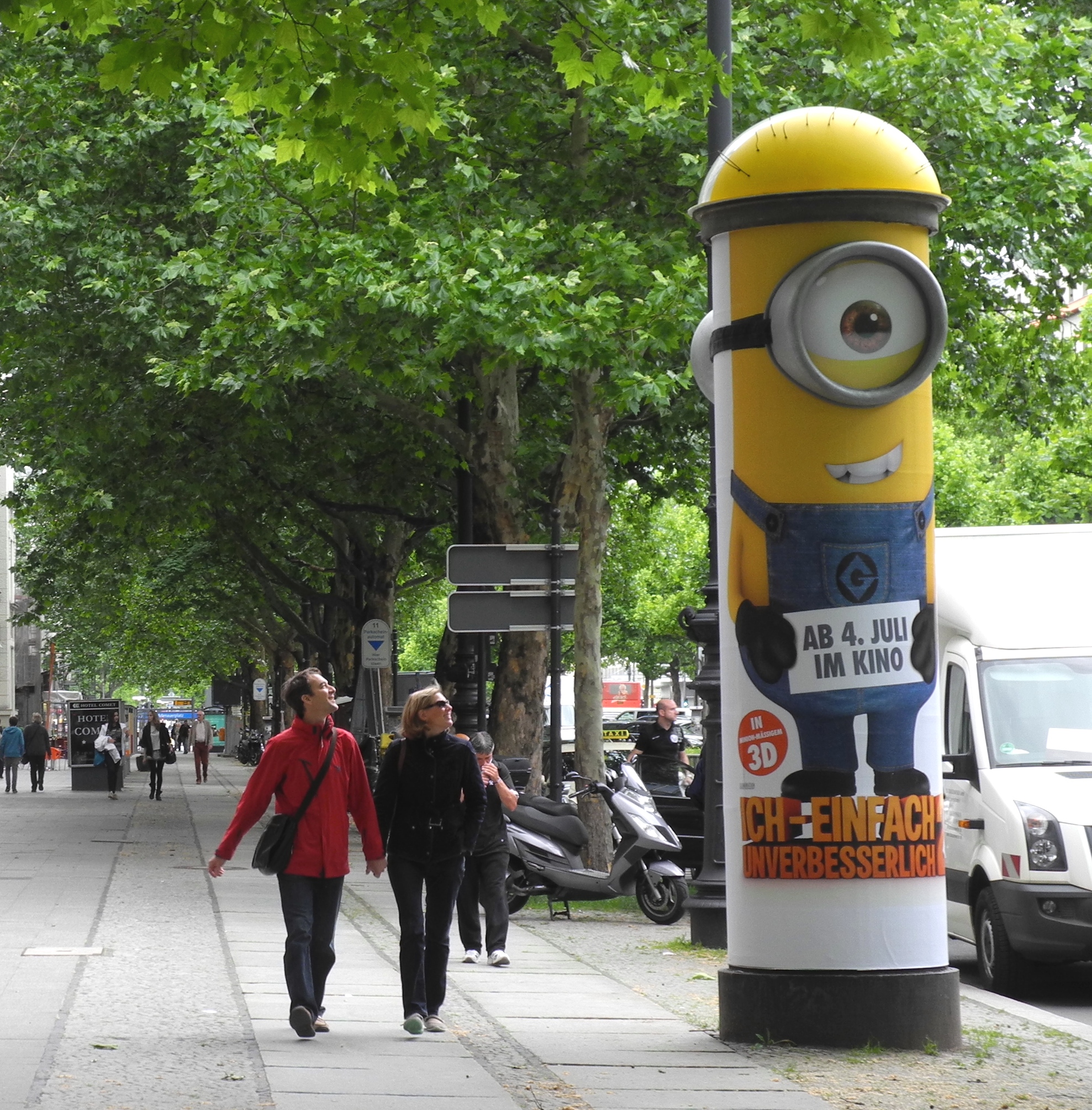 Die Minions sind los: Wall AG verwandelt Litfaßsäulen in Riesen-Minions ...