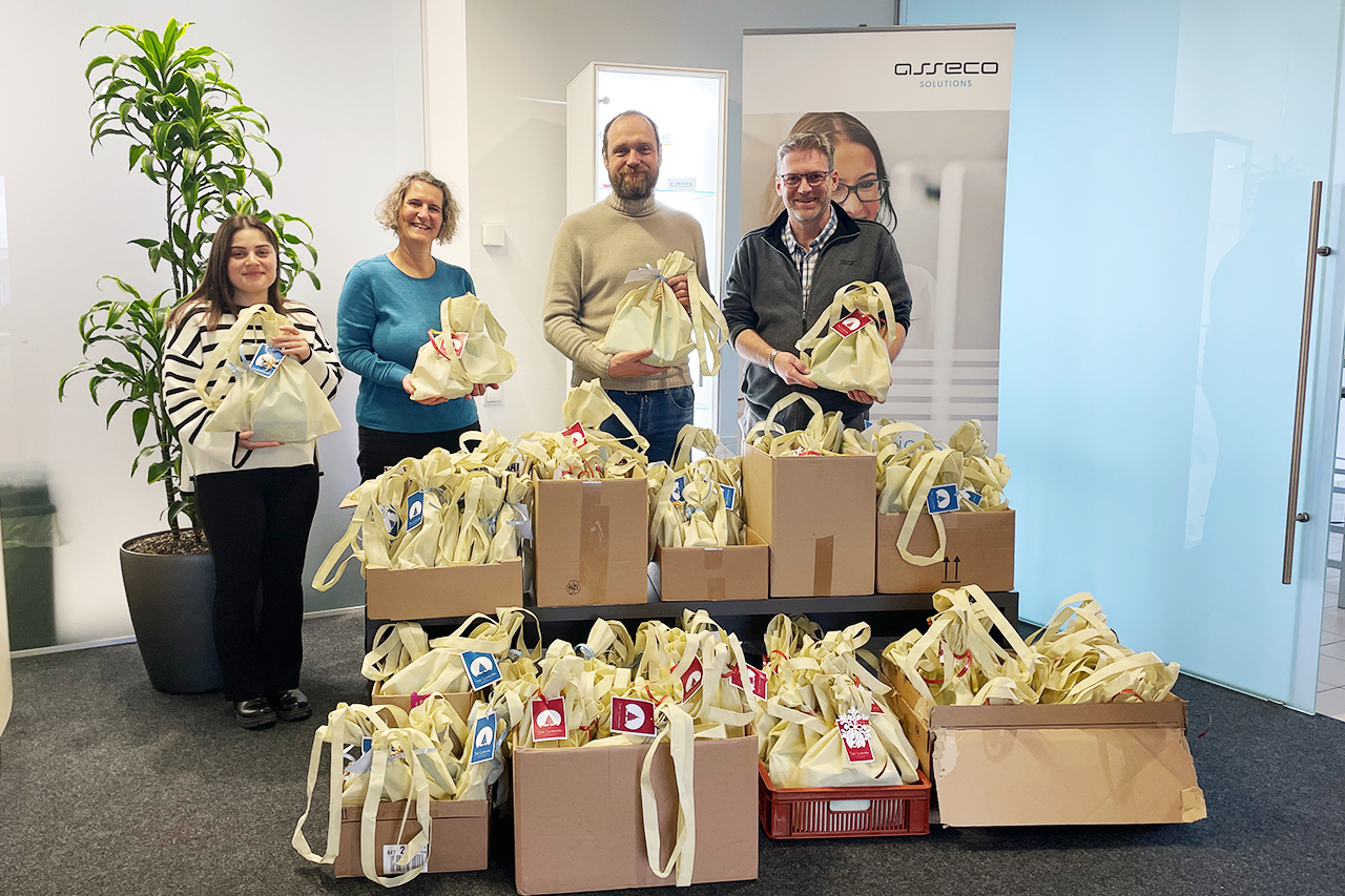 100 Weihnachtsgeschenke für Bedürftige in der Region, Asseco Solutions ...