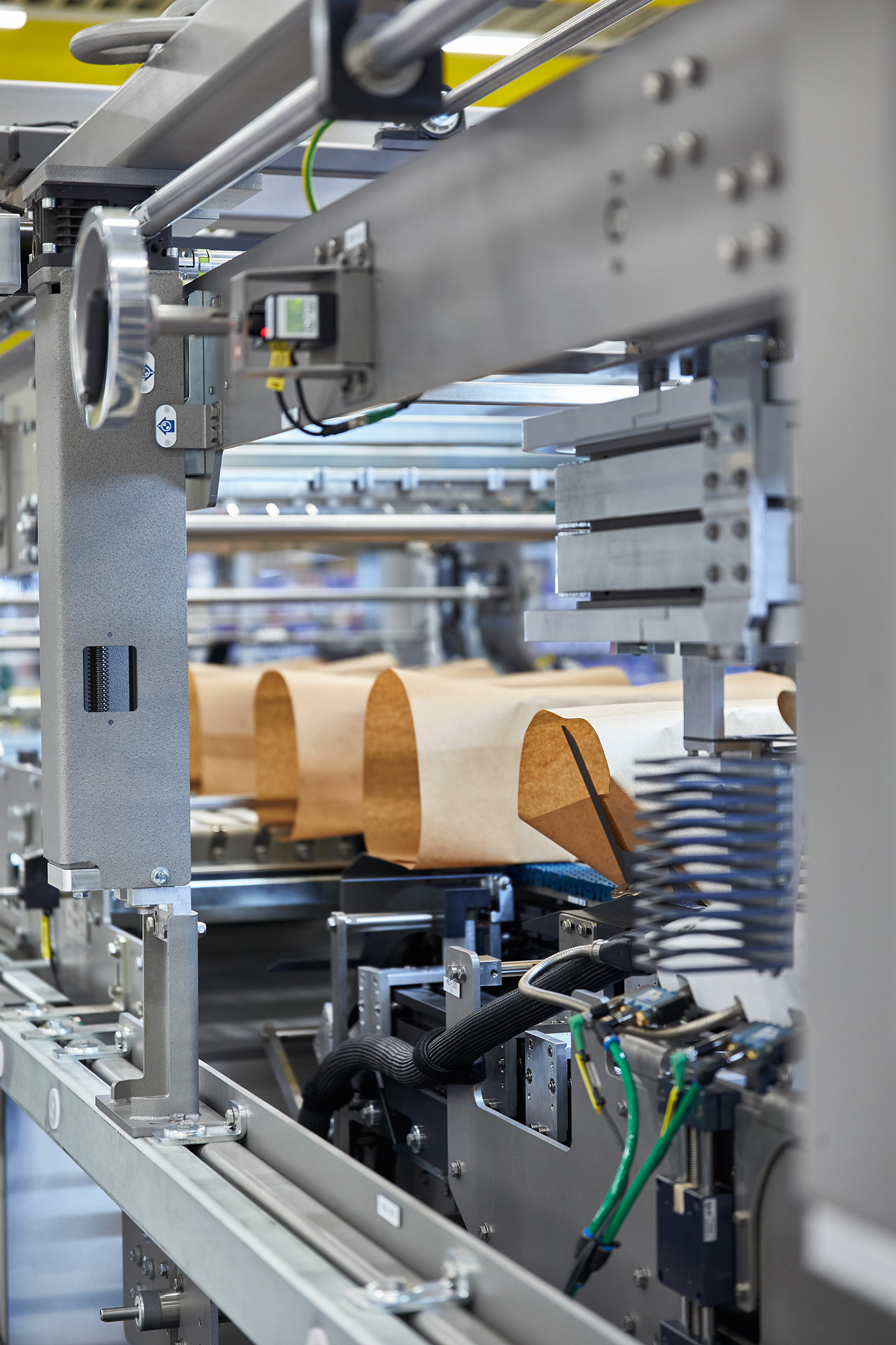 A multitude of packaging options: KHS presents flexible packer for cans ...