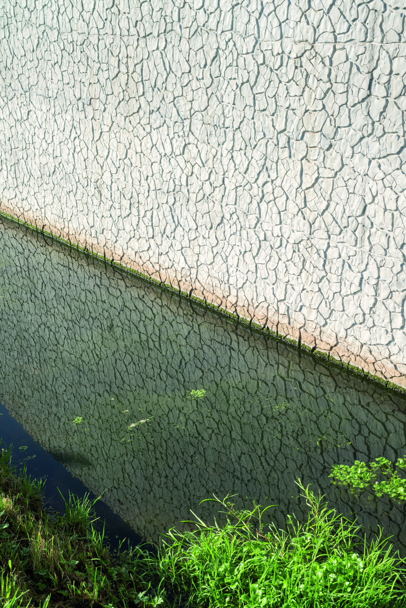 Remarkable "dried-out clay" retaining wall, NOE-Schaltechnik Georg ...