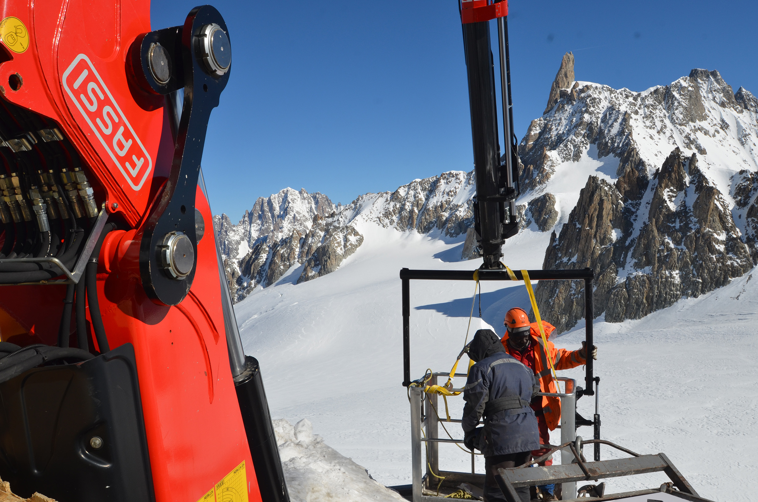 A Fassi F425RA.2.24 e-dynamic crane on Mont Blanc, Fassi Gru S.p.A ...