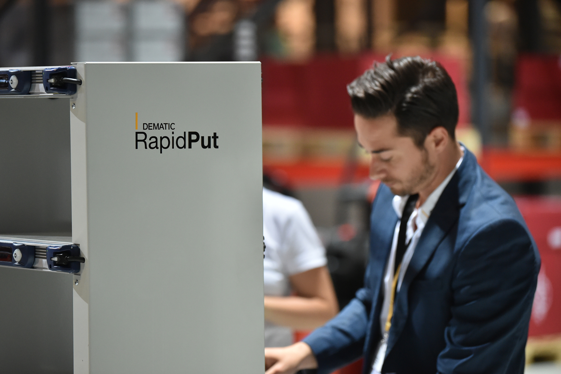 World of Material Handling: Automatisierungslösungen von Dematic stoßen ...