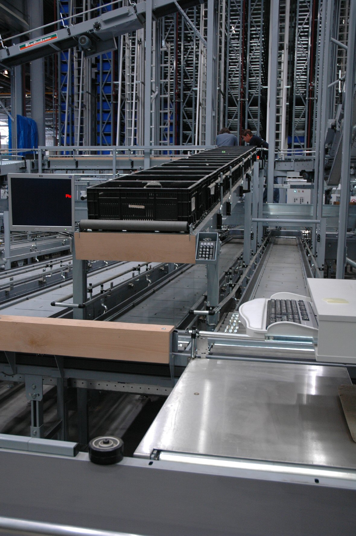 Neues Materialflusssystem bei Plus Retail in Betrieb, Vanderlande Industries GmbH & Co. KG ...