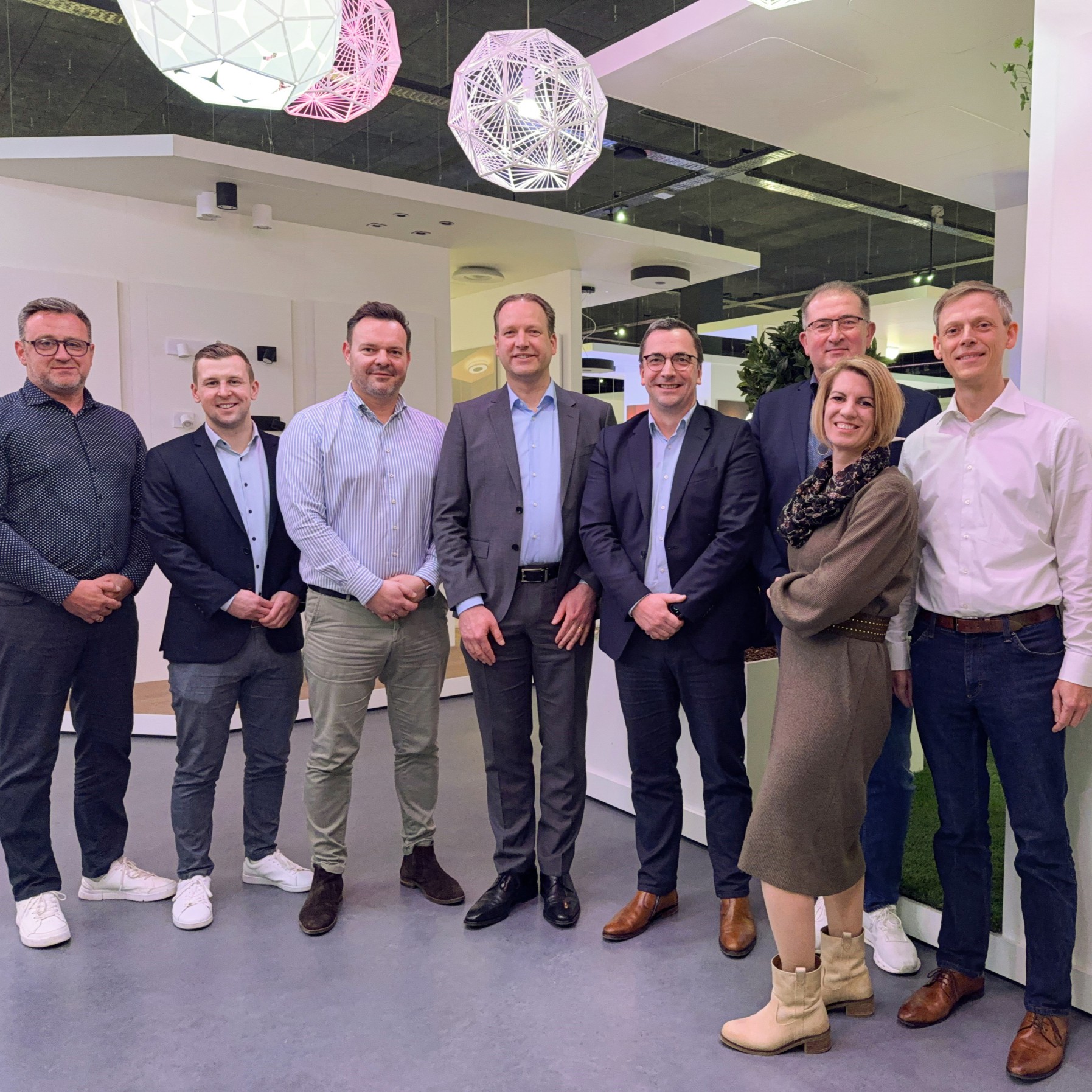 Hama und Signify geben Partnerschaft bekannt, Hama GmbH & Co KG, Story ...