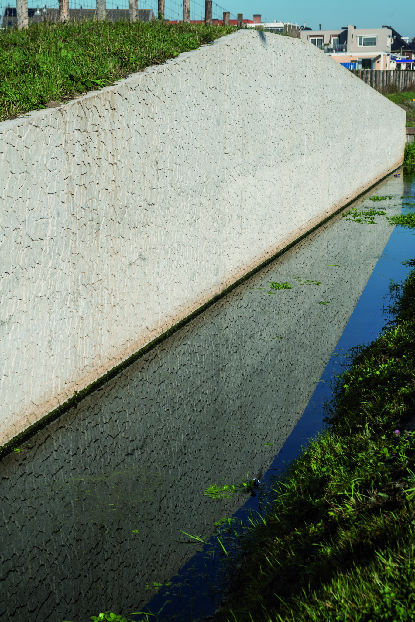 Remarkable "dried-out clay" retaining wall, NOE-Schaltechnik Georg ...